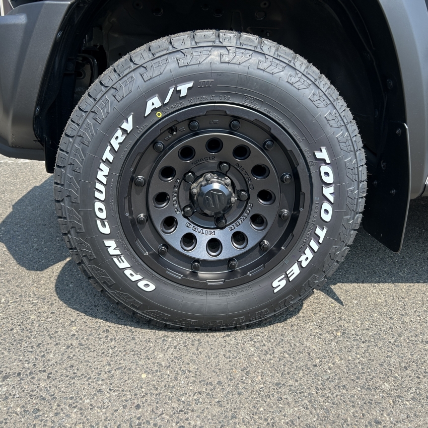 スズキ：ジムニーシエラ MID ナイトロパワー H12 ショットガン+TOYO OPEN COUNTRY A/T を装着！！｜タイヤ市場鶴岡インター店｜タイヤ・スタッドレス・オールシーズンが ...